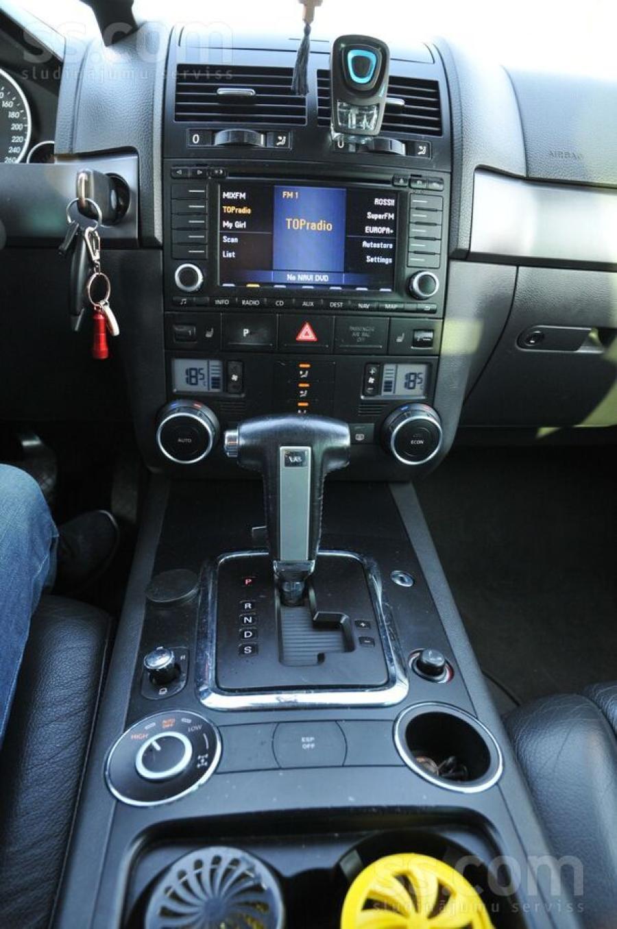 Dzeltens Volkswagen Touareg 2006 Rīga, ar dzinēja tilpumu 3.00 L un nobraukumu 300 tūkst. km par 3500 €, foto 9 vietnē AUTOMOTO.COM.LV