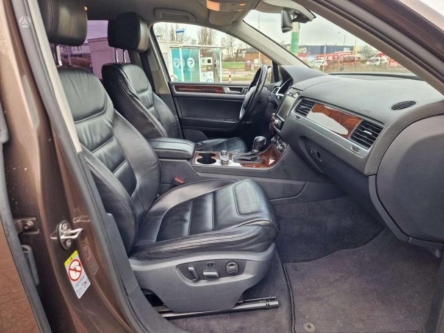 Dzeltens Volkswagen Touareg 2011 Raseiniai, ar dzinēja tilpumu 4.13 L un nobraukumu 220 tūkst. km par 12850 €, foto 20 vietnē AUTOMOTO.COM.LV