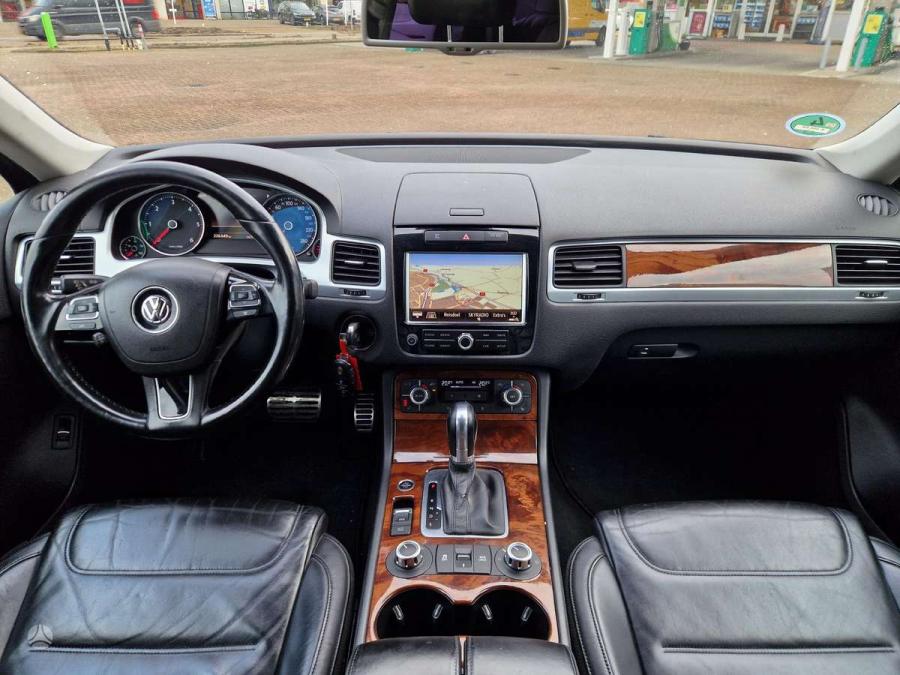 Dzeltens Volkswagen Touareg 2011 Raseiniai, ar dzinēja tilpumu 4.13 L un nobraukumu 220 tūkst. km par 12850 €, foto 25 vietnē AUTOMOTO.COM.LV