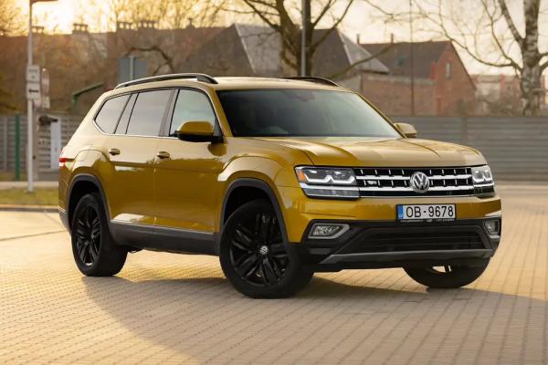 Yellow Volkswagen Touareg 2018 in Jelgava, with an engine capacity of 3.60 L and mileage of 55 thousand km for 23900 €, photo 2 on AUTOMOTO.COM.LV