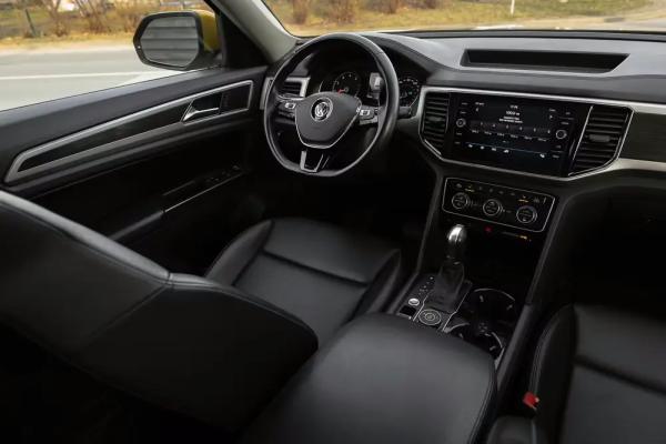 Yellow Volkswagen Touareg 2018 in Jelgava, with an engine capacity of 3.60 L and mileage of 55 thousand km for 23900 €, photo 7 on AUTOMOTO.COM.LV