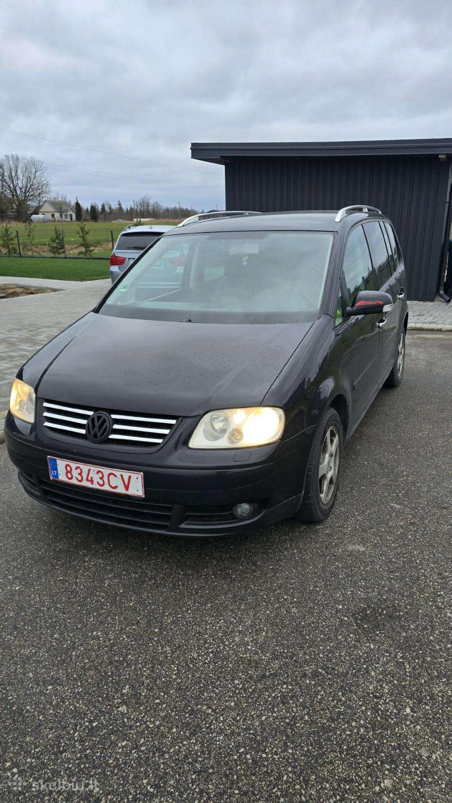 Black Volkswagen Touran 2004 in Kaunas, with an engine capacity of 2.00 L and mileage of 267 thousand km for 1800 €, photo 1 on AUTOMOTO.COM.LV