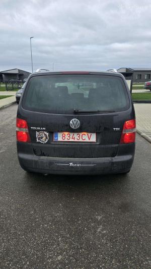 Black Volkswagen Touran 2004 in Kaunas, with an engine capacity of 2.00 L and mileage of 267 thousand km for 1800 €, photo 3 on AUTOMOTO.COM.LV