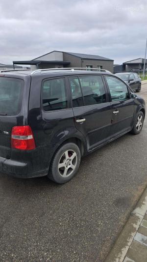 Black Volkswagen Touran 2004 in Kaunas, with an engine capacity of 2.00 L and mileage of 267 thousand km for 1800 €, photo 10 on AUTOMOTO.COM.LV