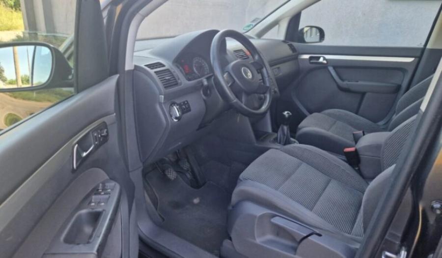 Melns Volkswagen Touran 2004 Rīga, ar dzinēja tilpumu 2.00 L un nobraukumu 244 tūkst. km par 3200 €, foto 1 vietnē AUTOMOTO.COM.LV