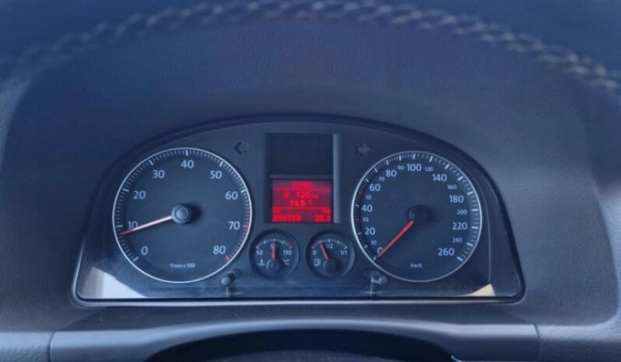 Melns Volkswagen Touran 2004 Rīga, ar dzinēja tilpumu 2.00 L un nobraukumu 244 tūkst. km par 3200 €, foto 15 vietnē AUTOMOTO.COM.LV