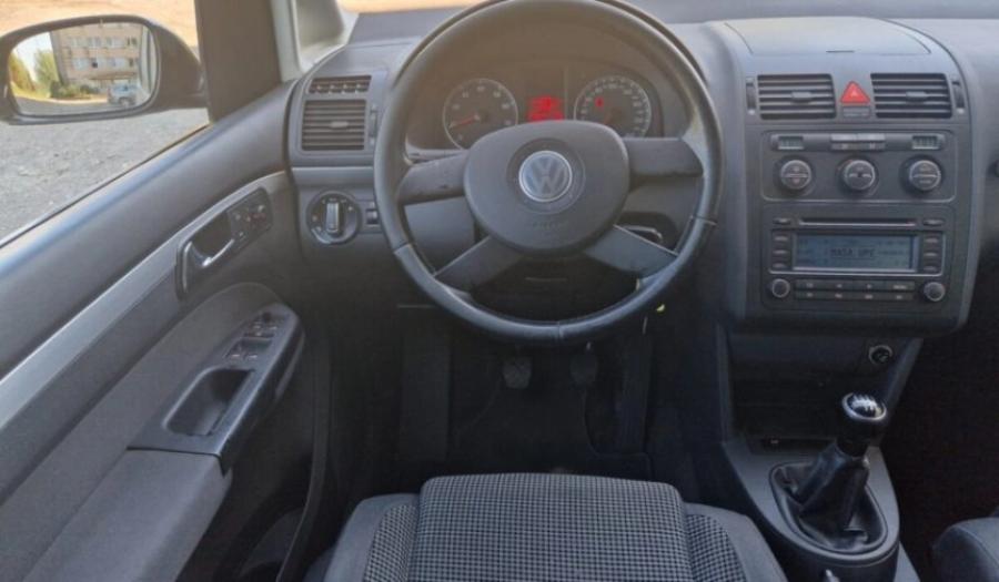 Melns Volkswagen Touran 2004 Rīga, ar dzinēja tilpumu 2.00 L un nobraukumu 244 tūkst. km par 3200 €, foto 16 vietnē AUTOMOTO.COM.LV