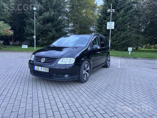 Black Volkswagen Touran 2004 in Liepaja, with an engine capacity of 2.00 L and mileage of 380 thousand km for 2200 €, photo 4 on AUTOMOTO.COM.LV
