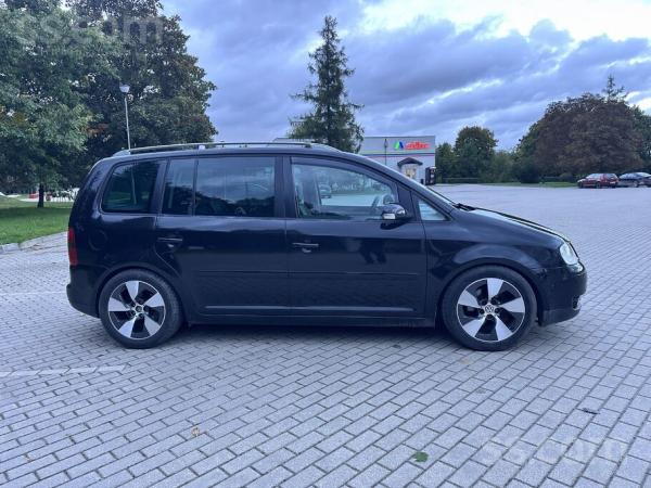 Black Volkswagen Touran 2004 in Liepaja, with an engine capacity of 2.00 L and mileage of 380 thousand km for 2200 €, photo 5 on AUTOMOTO.COM.LV