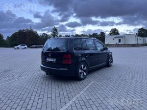 Melns Volkswagen Touran 2004 Liepāja, ar dzinēja tilpumu 2.00 L un nobraukumu 380 tūkst. km par 2200 €, foto 6 vietnē AUTOMOTO.COM.LV