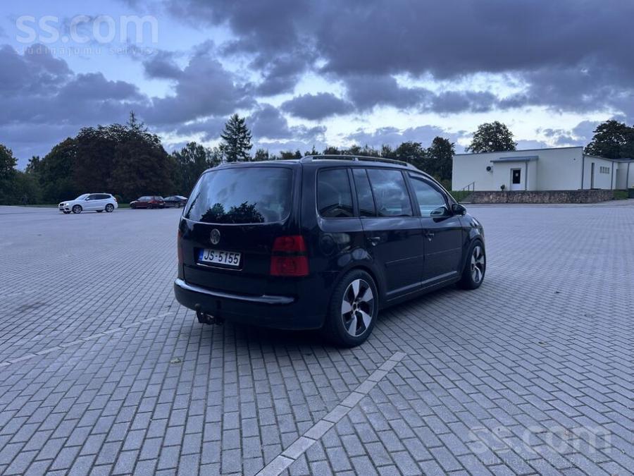 Melns Volkswagen Touran 2004 Liepāja, ar dzinēja tilpumu 2.00 L un nobraukumu 380 tūkst. km par 2200 €, foto 6 vietnē AUTOMOTO.COM.LV