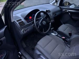 Melns Volkswagen Touran 2004 Liepāja, ar dzinēja tilpumu 2.00 L un nobraukumu 380 tūkst. km par 2200 €, foto 7 vietnē AUTOMOTO.COM.LV