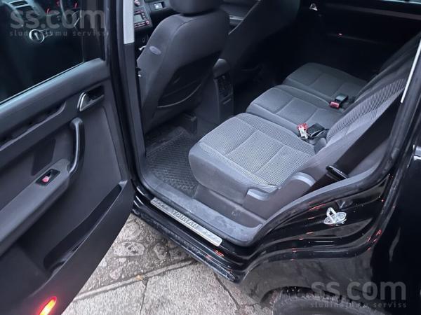 Black Volkswagen Touran 2004 in Liepaja, with an engine capacity of 2.00 L and mileage of 380 thousand km for 2200 €, photo 8 on AUTOMOTO.COM.LV