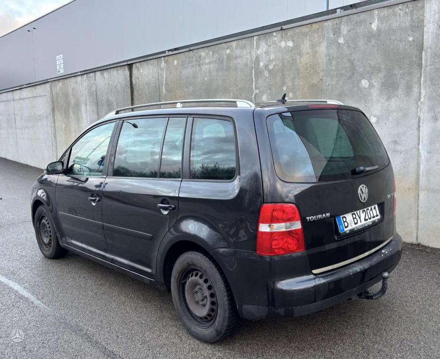Black Volkswagen Touran 2006 in Vilnius, with an engine capacity of 1.97 L and mileage of 300 thousand km for 1750 €, photo 1 on AUTOMOTO.COM.LV