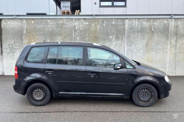 Black Volkswagen Touran 2006 in Vilnius, with an engine capacity of 1.97 L and mileage of 300 thousand km for 1750 €, photo 4 on AUTOMOTO.COM.LV