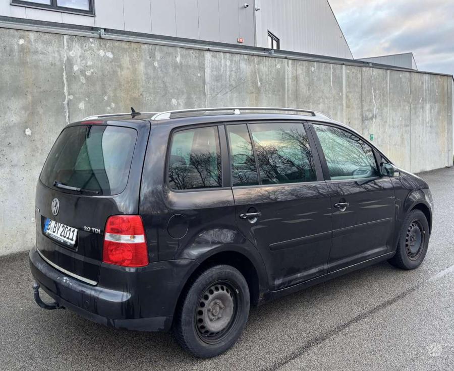 Black Volkswagen Touran 2006 in Vilnius, with an engine capacity of 1.97 L and mileage of 300 thousand km for 1750 €, photo 6 on AUTOMOTO.COM.LV