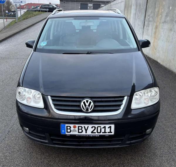 Black Volkswagen Touran 2006 in Vilnius, with an engine capacity of 1.97 L and mileage of 300 thousand km for 1750 €, photo 8 on AUTOMOTO.COM.LV
