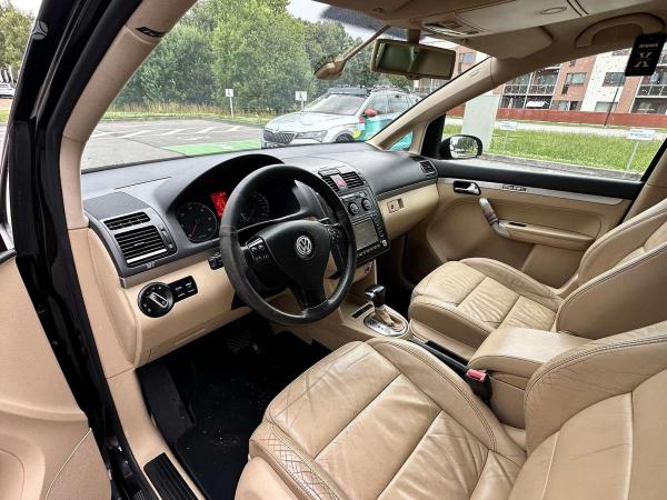 Black Volkswagen Touran 2006 in Vilnius, with an engine capacity of 1.97 L and mileage of 298 thousand km for 2800 €, photo 7 on AUTOMOTO.COM.LV