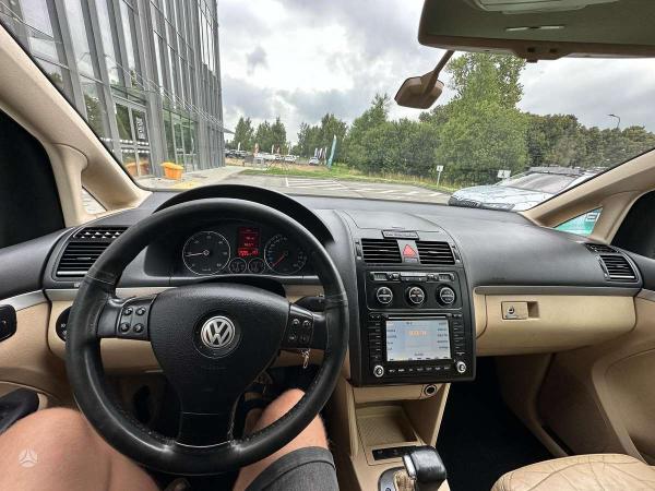 Black Volkswagen Touran 2006 in Vilnius, with an engine capacity of 1.97 L and mileage of 298 thousand km for 2800 €, photo 9 on AUTOMOTO.COM.LV
