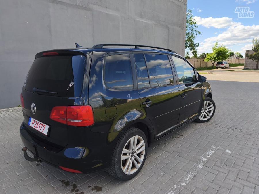 Melns Volkswagen Touran 2011 Jurbarkas, ar dzinēja tilpumu 2.00 L un nobraukumu 267 tūkst. km par 5300 €, foto 5 vietnē AUTOMOTO.COM.LV