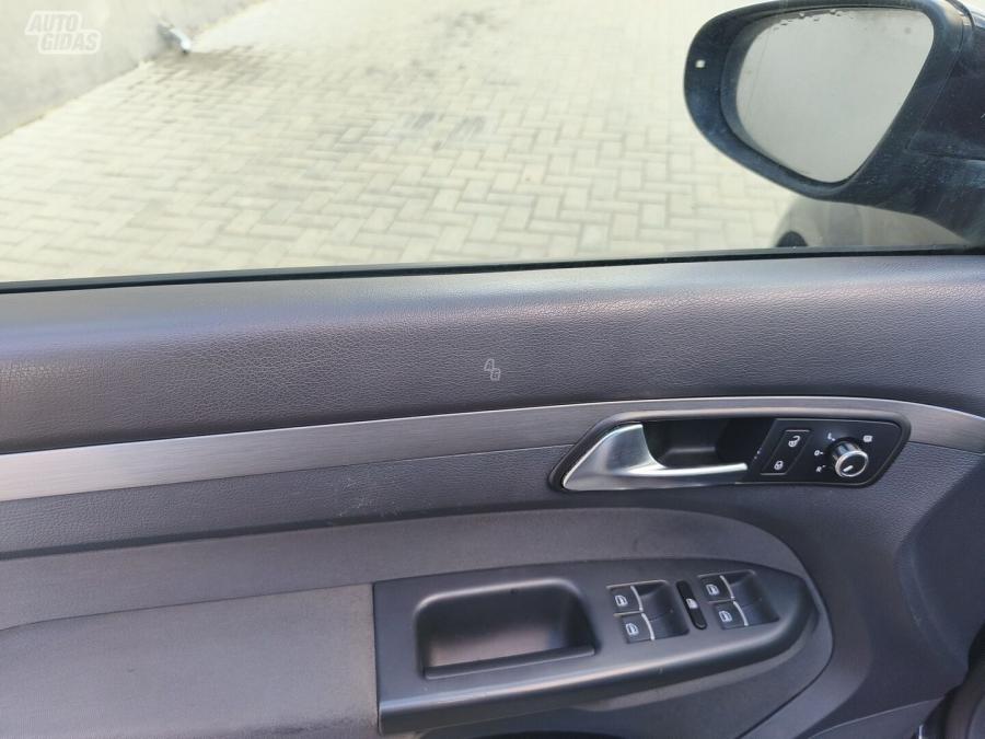 Melns Volkswagen Touran 2011 Jurbarkas, ar dzinēja tilpumu 2.00 L un nobraukumu 267 tūkst. km par 5300 €, foto 14 vietnē AUTOMOTO.COM.LV