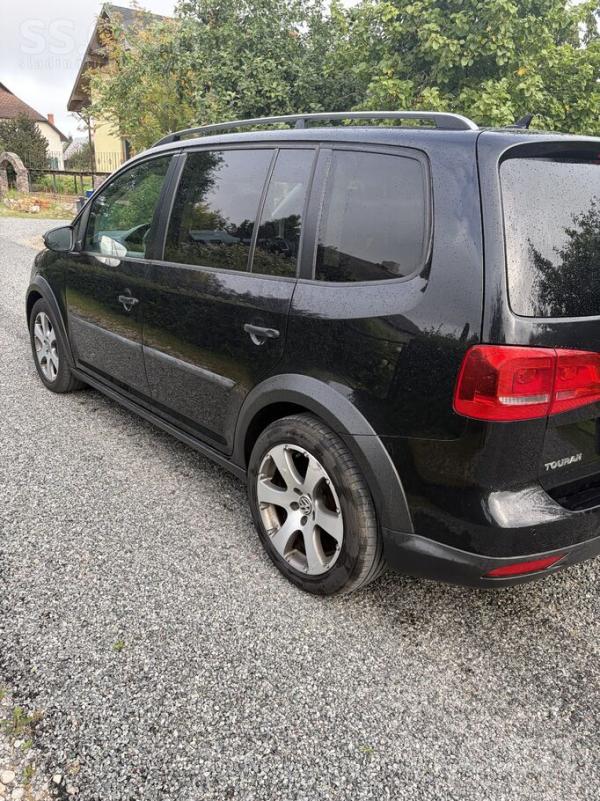 Melns Volkswagen Touran 2011 Talsi, ar dzinēja tilpumu 2.00 L un nobraukumu 358 tūkst. km par 6550 €, foto 4 vietnē AUTOMOTO.COM.LV