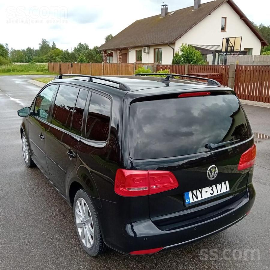 Black Volkswagen Touran 2013 in Riga, with an engine capacity of 1.60 L and mileage of 280 thousand km for 6550 €, photo 2 on AUTOMOTO.COM.LV