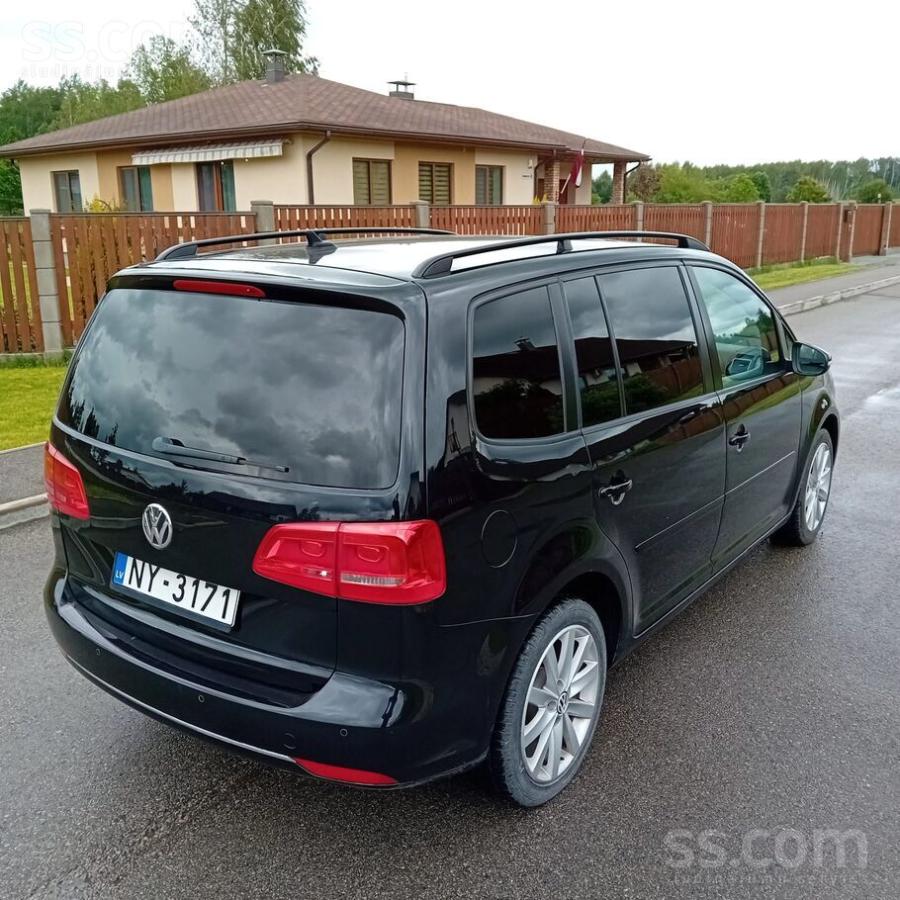Black Volkswagen Touran 2013 in Riga, with an engine capacity of 1.60 L and mileage of 280 thousand km for 6550 €, photo 3 on AUTOMOTO.COM.LV