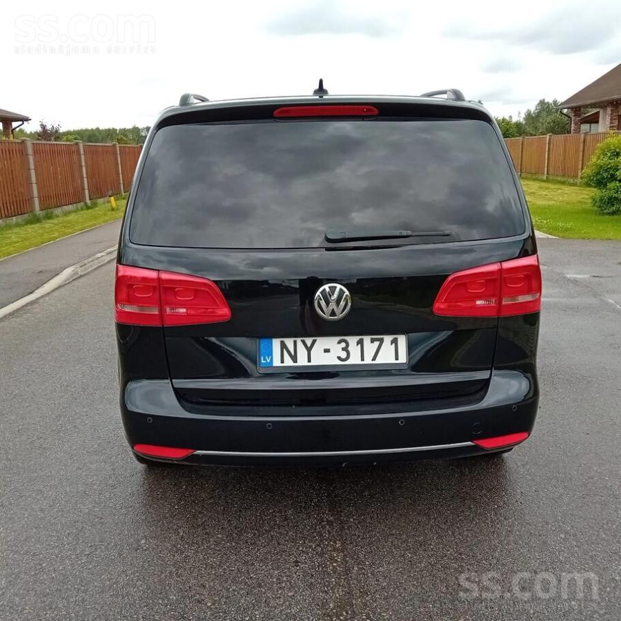Black Volkswagen Touran 2013 in Riga, with an engine capacity of 1.60 L and mileage of 280 thousand km for 6550 €, photo 7 on AUTOMOTO.COM.LV