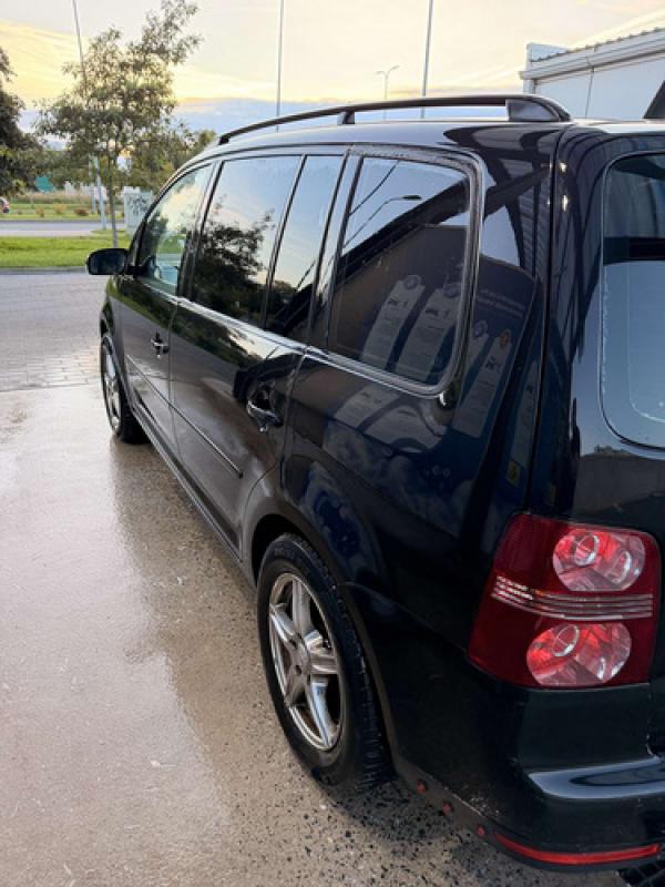Black Volkswagen Touran 2009 in Tallinn, with an engine capacity of 1.90 L and mileage of 280 thousand km for 2000 €, photo 4 on AUTOMOTO.COM.LV
