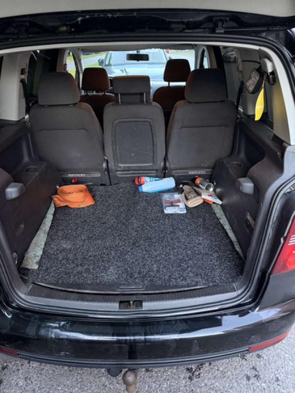 Black Volkswagen Touran 2009 in Tallinn, with an engine capacity of 1.90 L and mileage of 280 thousand km for 2000 €, photo 5 on AUTOMOTO.COM.LV