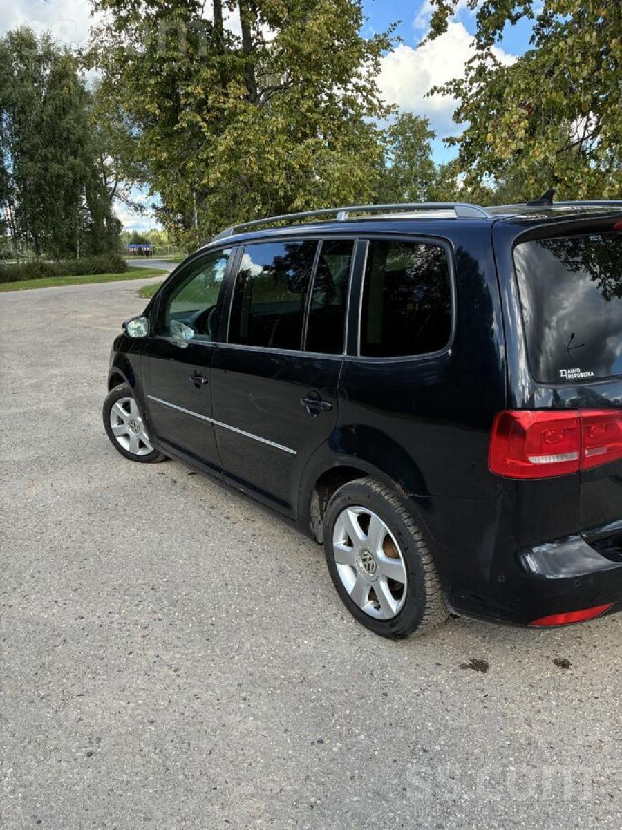 Melns Volkswagen Touran 2011 Madona, ar dzinēja tilpumu 2.00 L un nobraukumu 462 tūkst. km par 3500 €, foto 5 vietnē AUTOMOTO.COM.LV