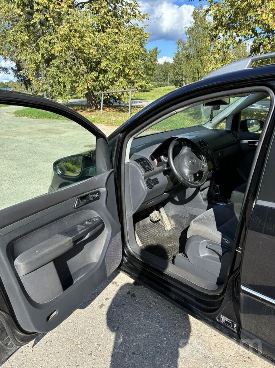Melns Volkswagen Touran 2011 Madona, ar dzinēja tilpumu 2.00 L un nobraukumu 462 tūkst. km par 3500 €, foto 11 vietnē AUTOMOTO.COM.LV