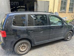 Black Volkswagen Touran 2011 in Riga, with an engine capacity of 2.00 L and mileage of 253 thousand km for 5500 €, photo 3 on AUTOMOTO.COM.LV