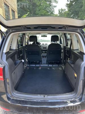 Black Volkswagen Touran 2011 in Riga, with an engine capacity of 2.00 L and mileage of 253 thousand km for 5500 €, photo 4 on AUTOMOTO.COM.LV