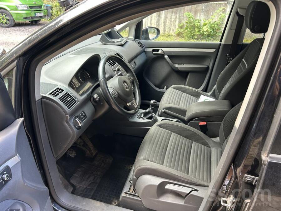 Black Volkswagen Touran 2011 in Riga, with an engine capacity of 2.00 L and mileage of 253 thousand km for 5500 €, photo 6 on AUTOMOTO.COM.LV