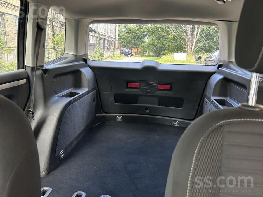 Black Volkswagen Touran 2011 in Riga, with an engine capacity of 2.00 L and mileage of 253 thousand km for 5500 €, photo 7 on AUTOMOTO.COM.LV