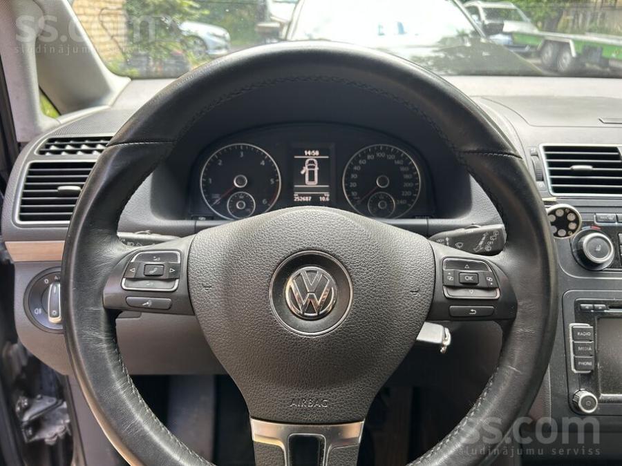 Black Volkswagen Touran 2011 in Riga, with an engine capacity of 2.00 L and mileage of 253 thousand km for 5500 €, photo 8 on AUTOMOTO.COM.LV