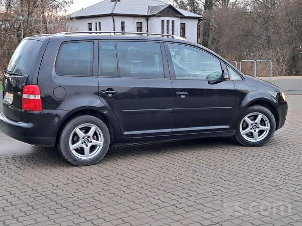 Melns Volkswagen Touran 2003 Saldus, ar dzinēja tilpumu 1.90 L un nobraukumu 245 tūkst. km par 3300 €, foto 2 vietnē AUTOMOTO.COM.LV
