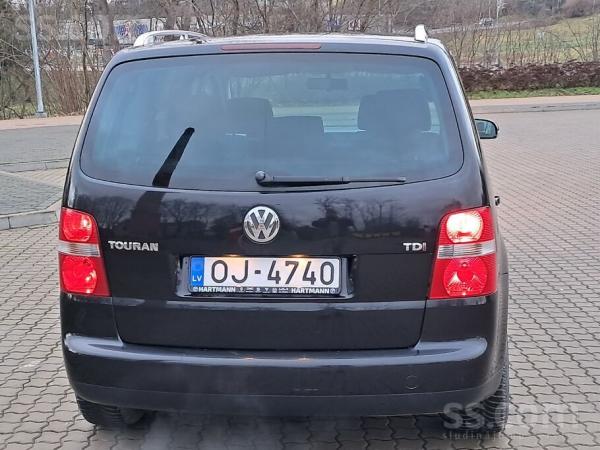 Melns Volkswagen Touran 2003 Saldus, ar dzinēja tilpumu 1.90 L un nobraukumu 245 tūkst. km par 3300 €, foto 9 vietnē AUTOMOTO.COM.LV