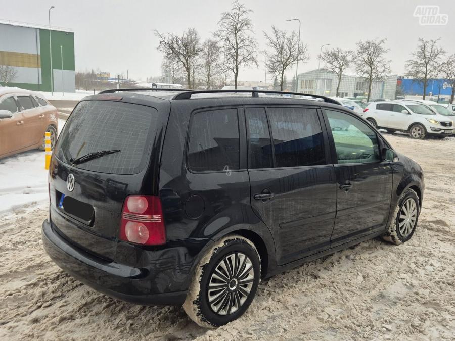 Melns Volkswagen Touran 2003 Šauļi, ar dzinēja tilpumu 1.90 L un nobraukumu 320 tūkst. km par 700 €, foto 4 vietnē AUTOMOTO.COM.LV