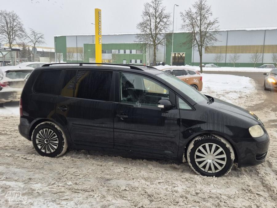 Melns Volkswagen Touran 2003 Šauļi, ar dzinēja tilpumu 1.90 L un nobraukumu 320 tūkst. km par 700 €, foto 7 vietnē AUTOMOTO.COM.LV