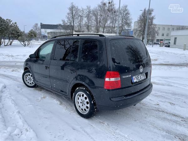 Melns Volkswagen Touran 2003 Alīta, ar dzinēja tilpumu 1.60 L un nobraukumu 266 tūkst. km par 1250 €, foto 4 vietnē AUTOMOTO.COM.LV