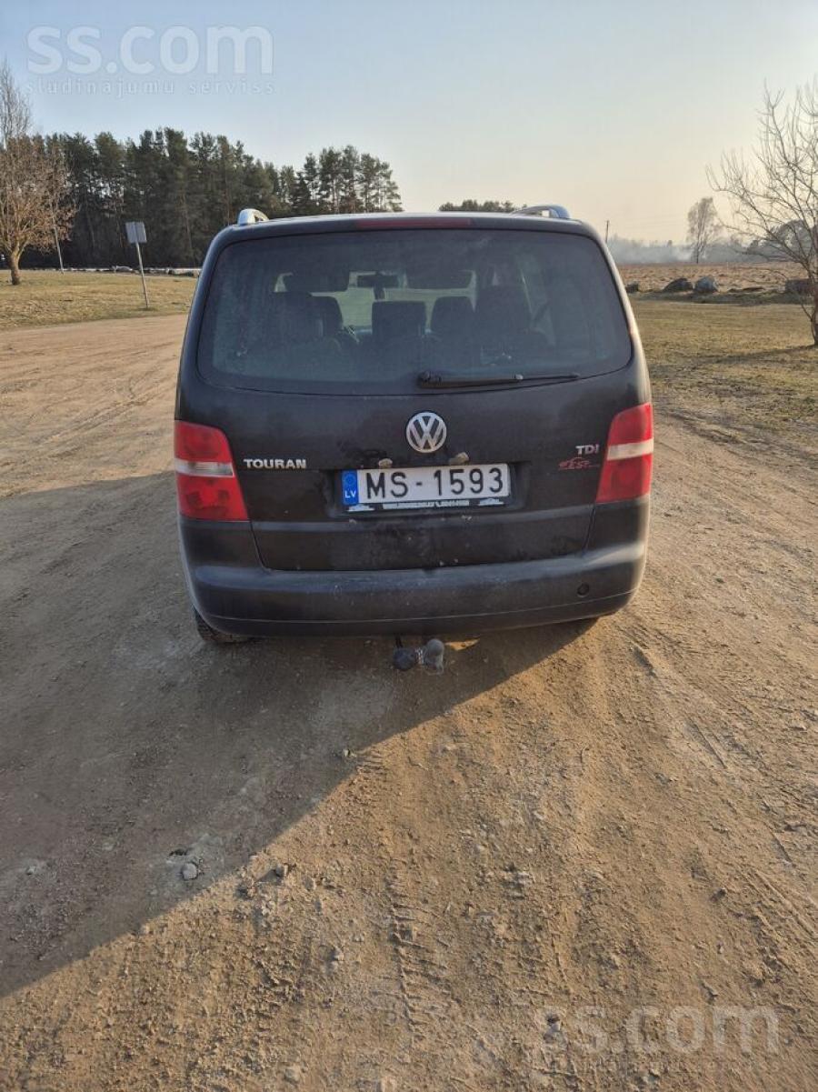 Melns Volkswagen Touran 2003 Jēkabpils, ar dzinēja tilpumu 2.00 L un nobraukumu 459 tūkst. km par 1100 €, foto 3 vietnē AUTOMOTO.COM.LV