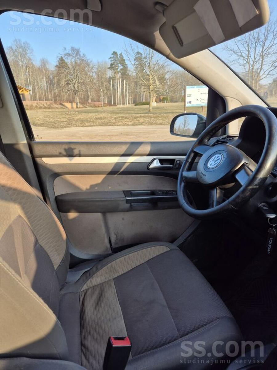 Melns Volkswagen Touran 2003 Jēkabpils, ar dzinēja tilpumu 2.00 L un nobraukumu 459 tūkst. km par 1100 €, foto 5 vietnē AUTOMOTO.COM.LV