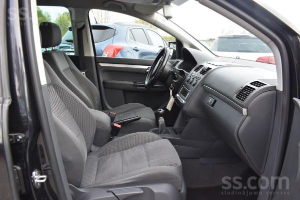Black Volkswagen Touran 2003 in Kuldiga, with an engine capacity of 1.90 L and mileage of 0 thousand km for 3350 €, photo 5 on AUTOMOTO.COM.LV