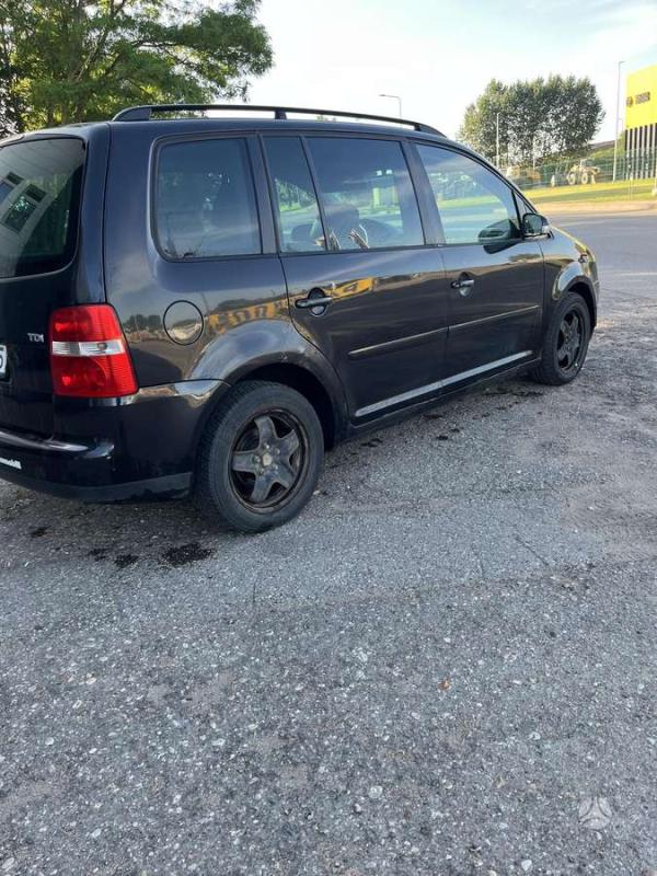 Melns Volkswagen Touran 2003 Jonava, ar dzinēja tilpumu 1.90 L un nobraukumu 465 tūkst. km par 900 €, foto 3 vietnē AUTOMOTO.COM.LV