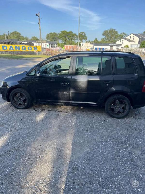Melns Volkswagen Touran 2003 Jonava, ar dzinēja tilpumu 1.90 L un nobraukumu 465 tūkst. km par 900 €, foto 5 vietnē AUTOMOTO.COM.LV