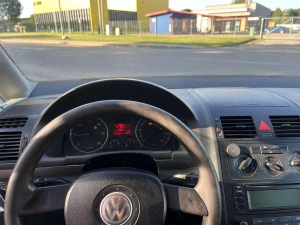 Melns Volkswagen Touran 2003 Jonava, ar dzinēja tilpumu 1.90 L un nobraukumu 465 tūkst. km par 900 €, foto 6 vietnē AUTOMOTO.COM.LV