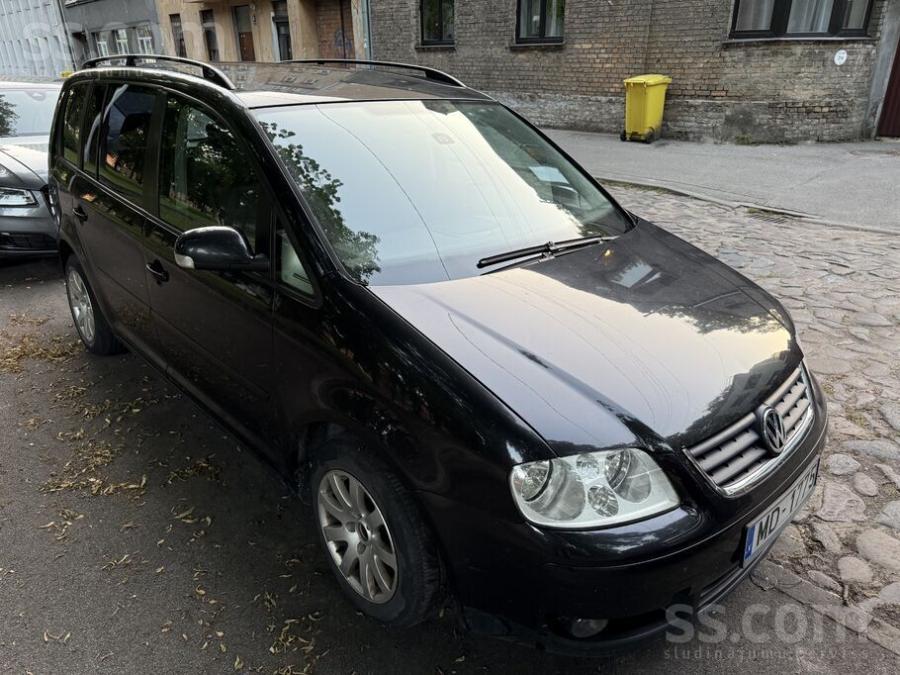 Melns Volkswagen Touran 2003 Rīga, ar dzinēja tilpumu 2.00 L un nobraukumu 340 tūkst. km par 1250 €, foto 3 vietnē AUTOMOTO.COM.LV
